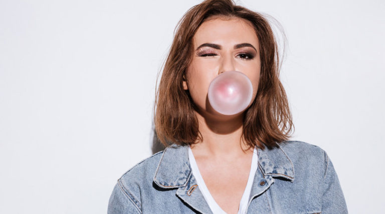 ¿El chicle es bueno para los dientes? – Estudi Dental Barcelona